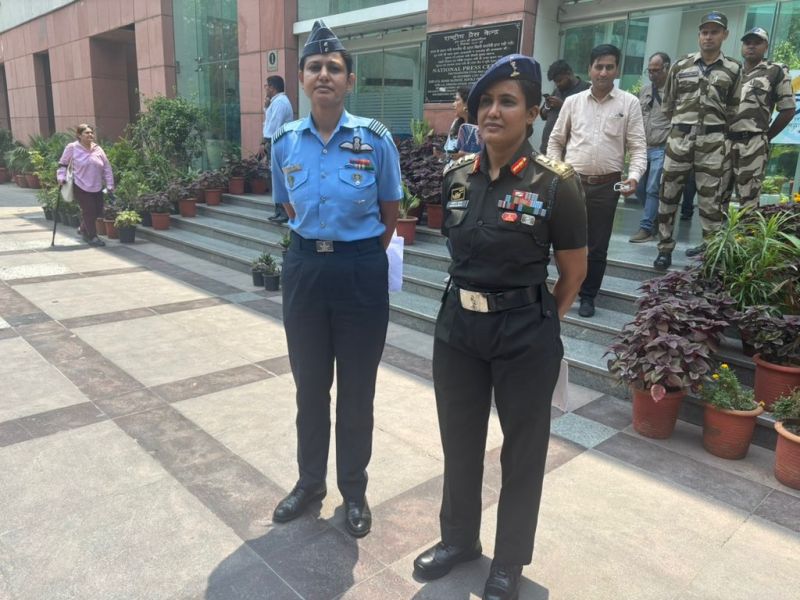 Wing Commander Vyomika Singh, Colonel Sophia Qureshi explains Indian Army's retaliatory attack ...