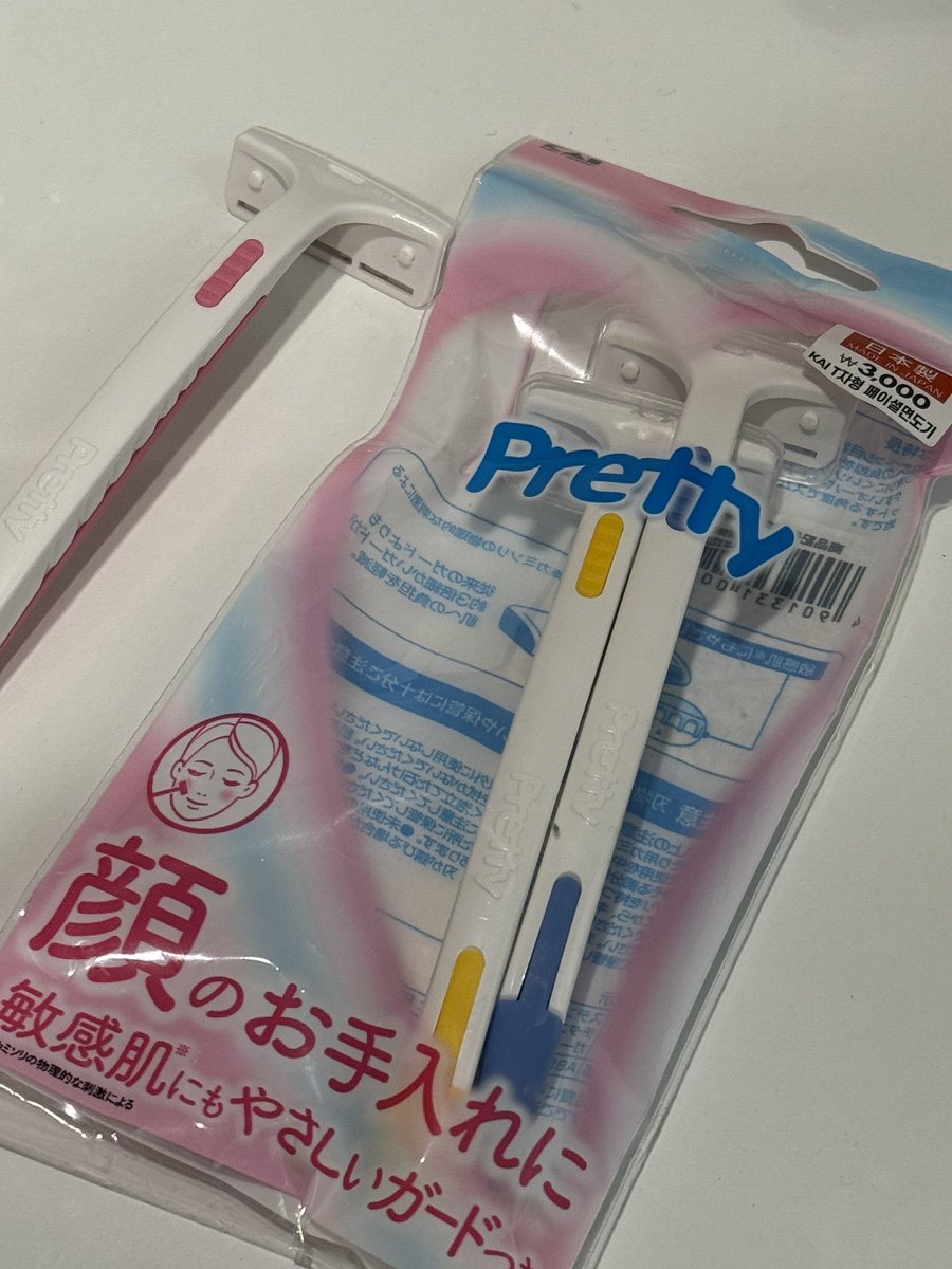 다이소 페이셜면도기로 깎으면 ㄹㅇ 흔적도 없이 사라짐 갠적으로 팔, 겨, 얼굴솜털도 굿굿 이게 아프지도 않고 자극없이 제모도 잘 ...