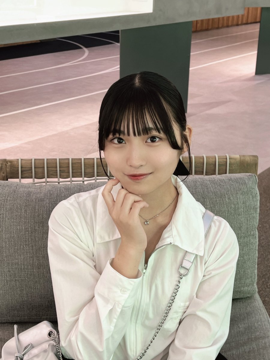 【画像】しゃがんでる女子高生のおっぱいとお尻が奥まで見えてる [808139444]