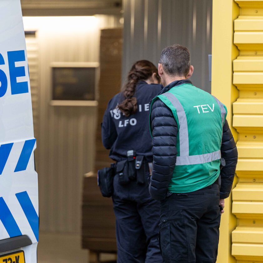 Gevaarlijke stoffen in opslag, pand ontruimd in Almere - Oozo.nl