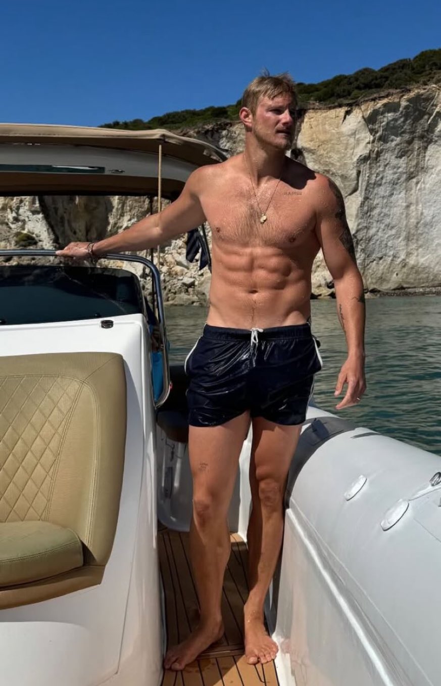 Alexander Ludwig Shirtless Tmz Photoshoot Fit Males