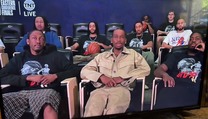 팀원들과 함께 MVP 발표를 기다리는 SGA - MANIA