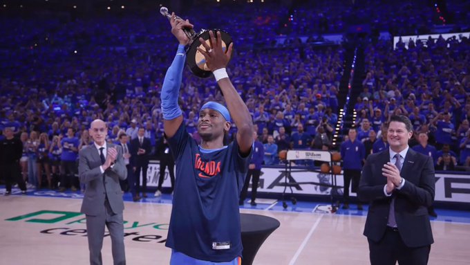 MVP 트로피를 받은 SGA - MANIA