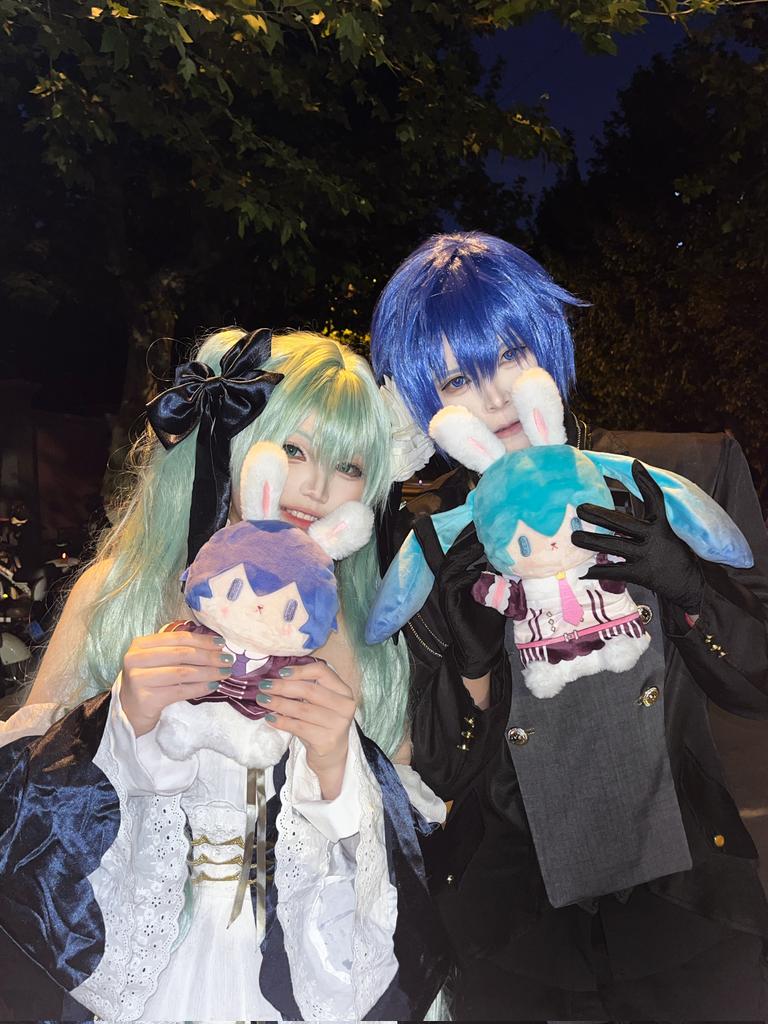 Hatsune Miku And Kaito Cosplay