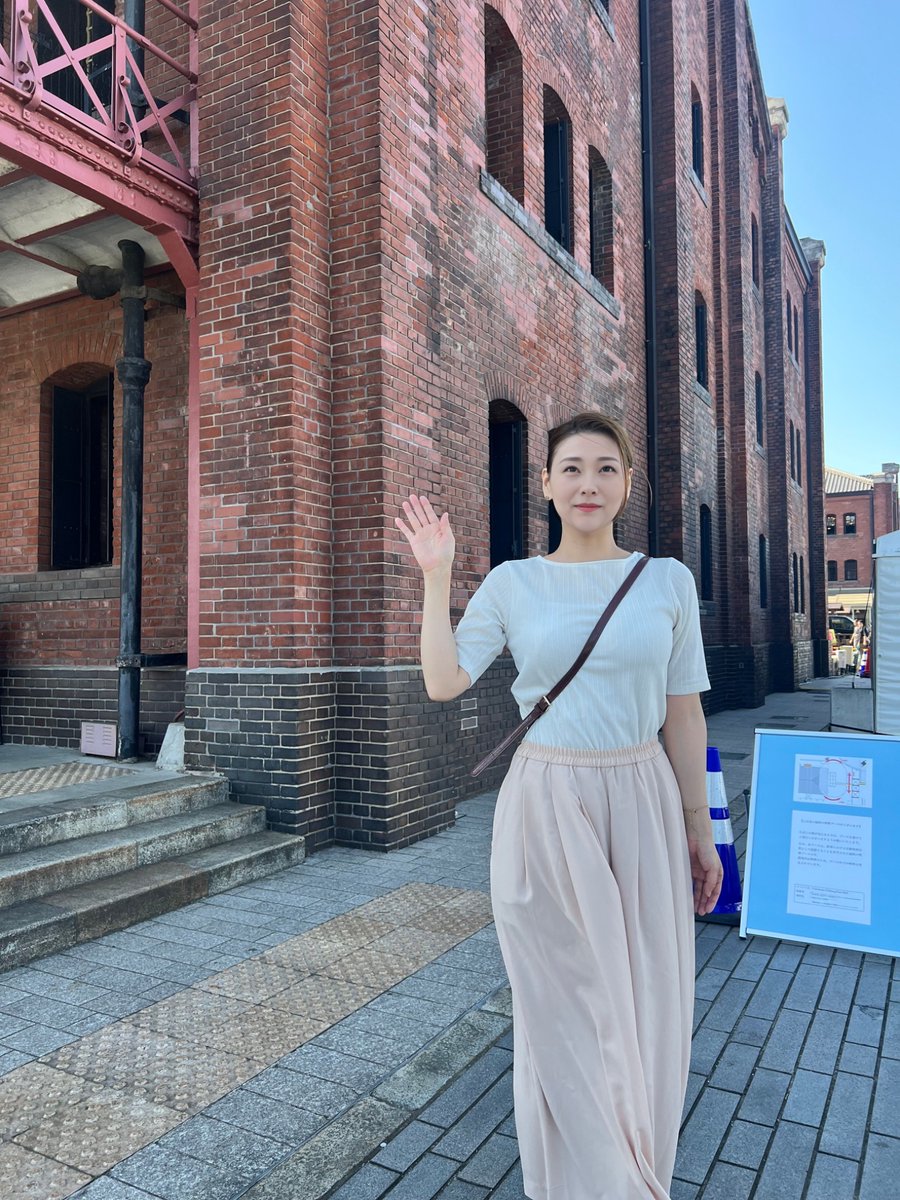 明美41歳。Akemi 41 age.(@akm_sbt ):わかりづらいけど赤レンガと一緒に。赤レンガ倉庫ってどこで撮るのがいいんだろ🤔