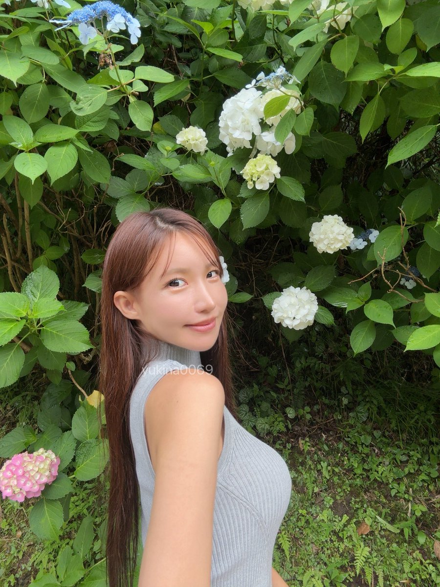 ゆきな(人妻の日常)(@yukina0069 ):紫陽花見に来たの〜！😚💕キレイ？
