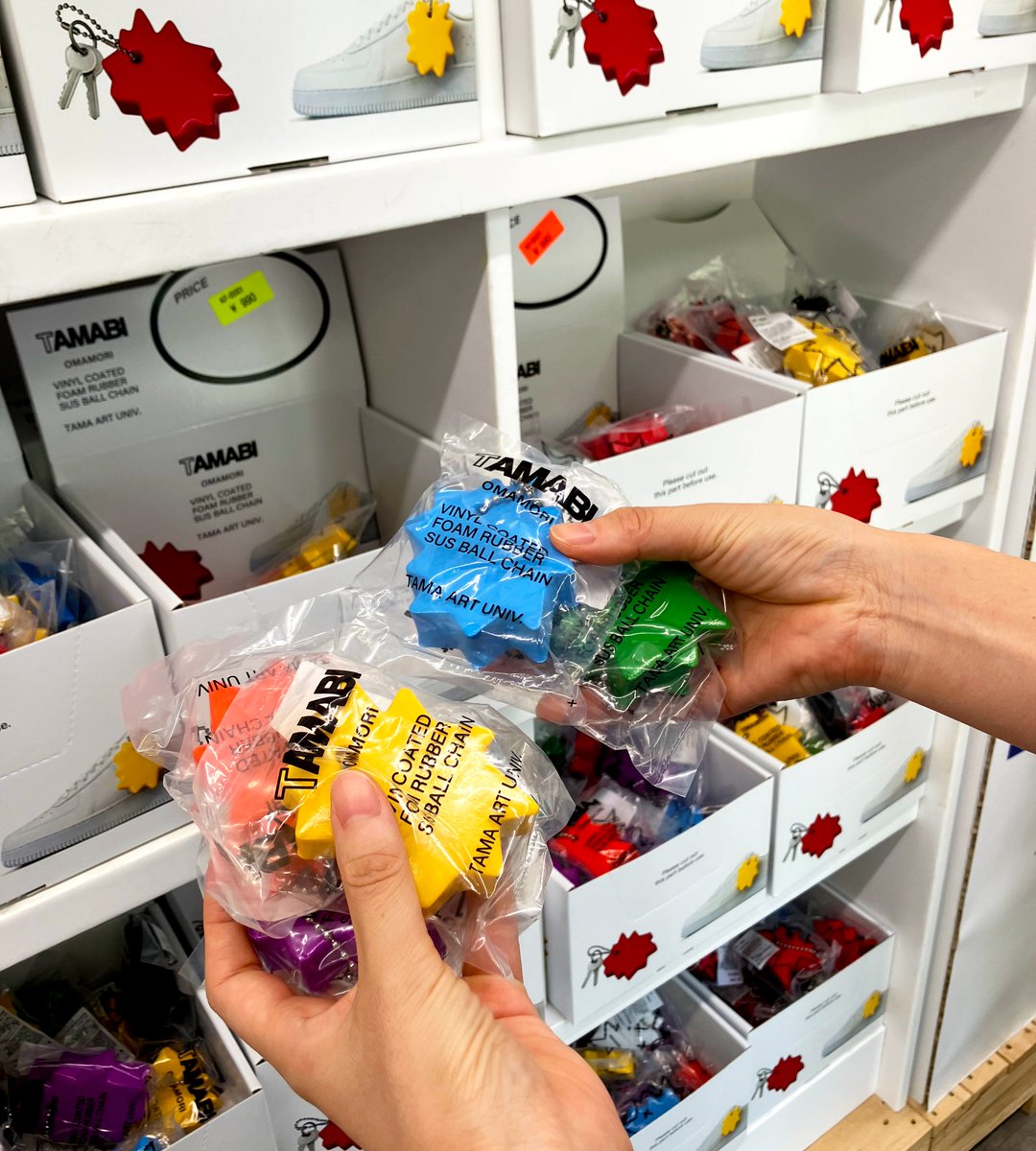 【多摩美公式グッズ】 両キャンパスの世界堂でTAMABIキーフロートの新色販売がはじまりました！ 今年のオープンキャンパスでも販売しますので ...