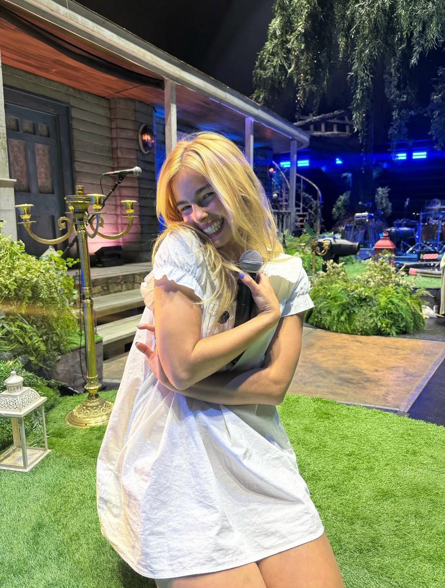 Addison Rae Opens for Lana Del Rey at Sold-Out Wembley, Performs 'Money ...