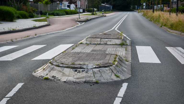 Auto ramt paaltjes na rit over vluchtheuvel in Heerhugowaard - Oozo.nl