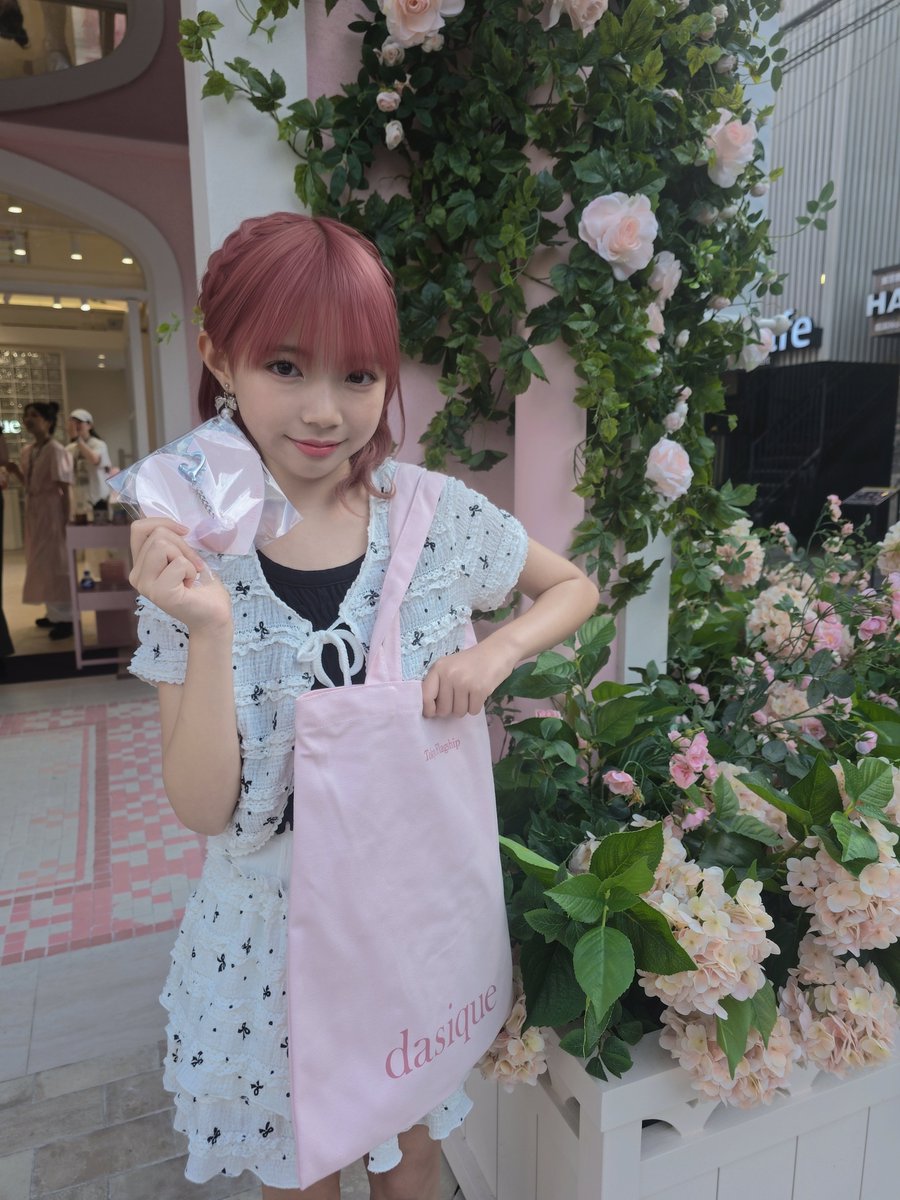 【画像あり】お出かけする女子小学生、肌を露出しすぎ！こんなん半分裸だろ！ [808139444]