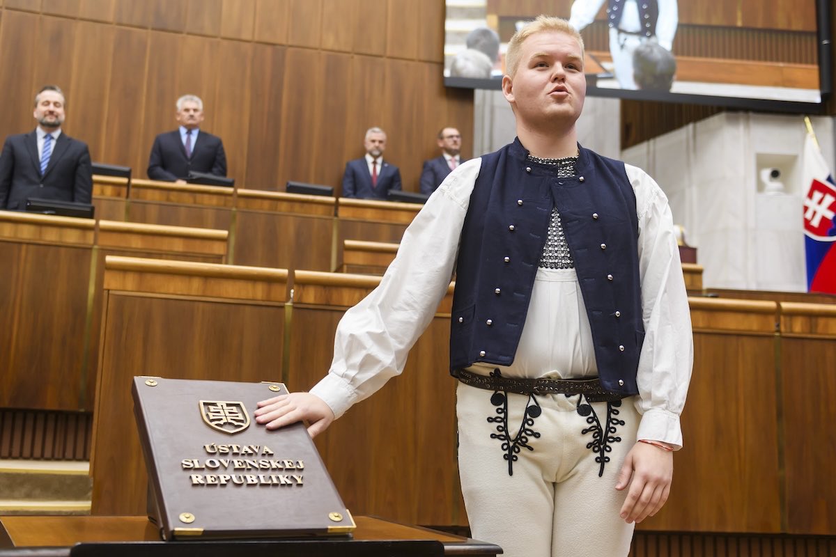 Michal Bartek znázorňuje kto pokiaľ siaha… Inak mať takúto foto asi ...