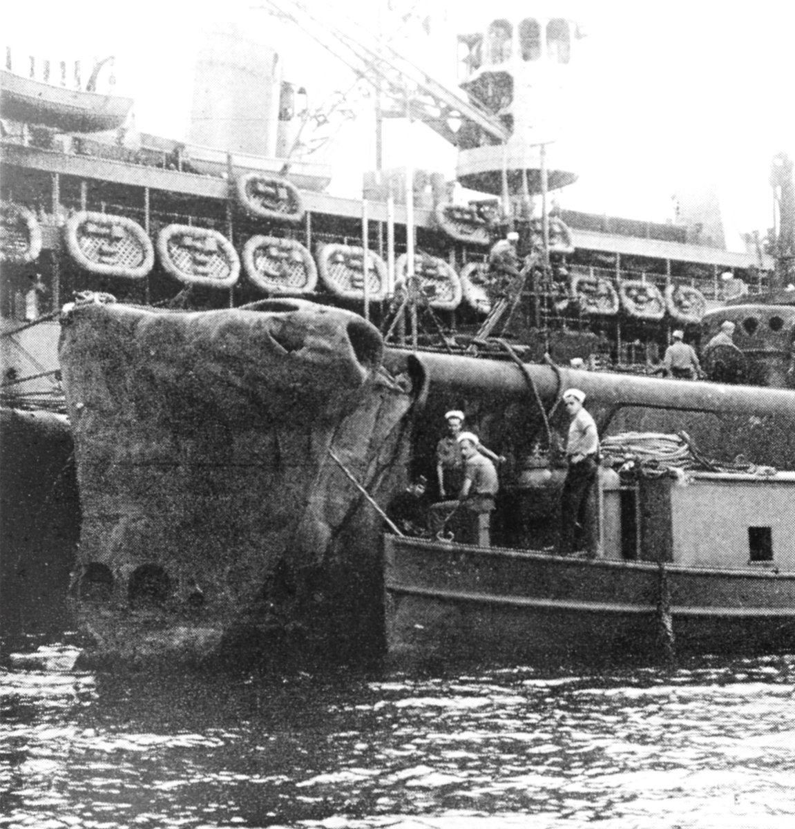 Inspection of USS Growler’s damaged bow while nested alongside sub ...