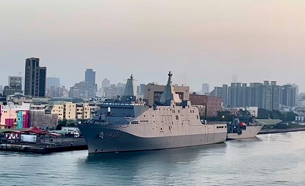Republic of China Navy Yu Shan-class landing platform dock ROCS Yu Shan ...