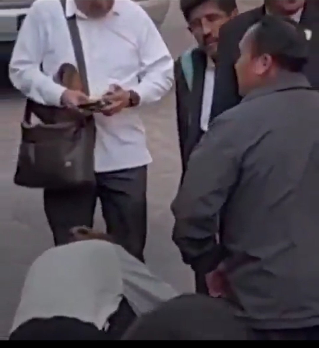 #ÚltimasNoticias La chica que se agacha para limpiarle los zapatos al ...
