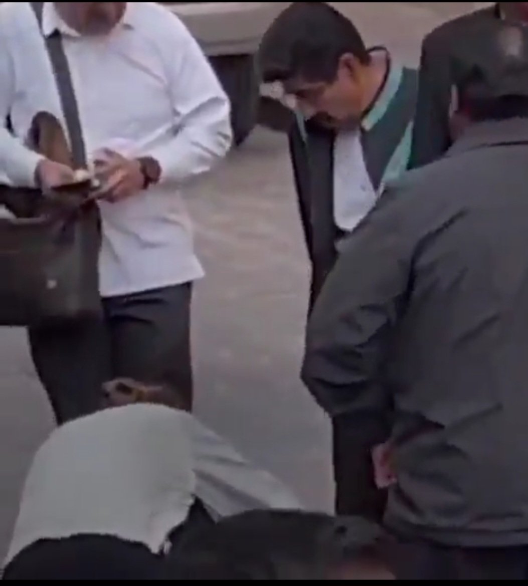 #ÚltimasNoticias La chica que se agacha para limpiarle los zapatos al ...