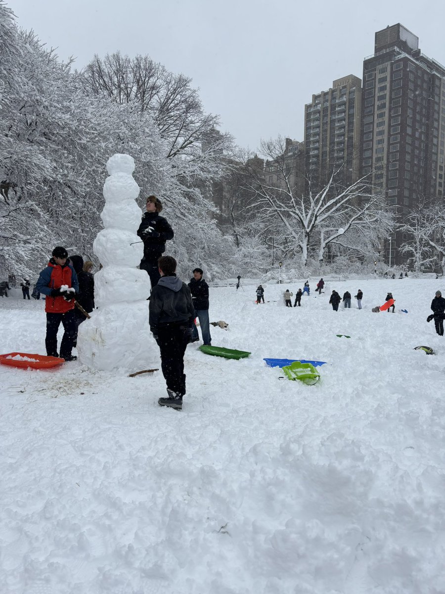 City kids seem to not know how to make a snowman. https://t.co/KsaHC8Fx9W