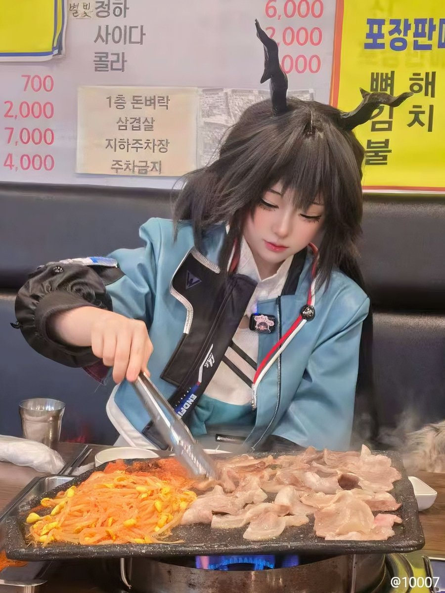 님들 대패 삼겹살 먹는 진천우 봄? Guys, did you see Chen eating 'Sam-gyeop-sal'? #명일방 ...