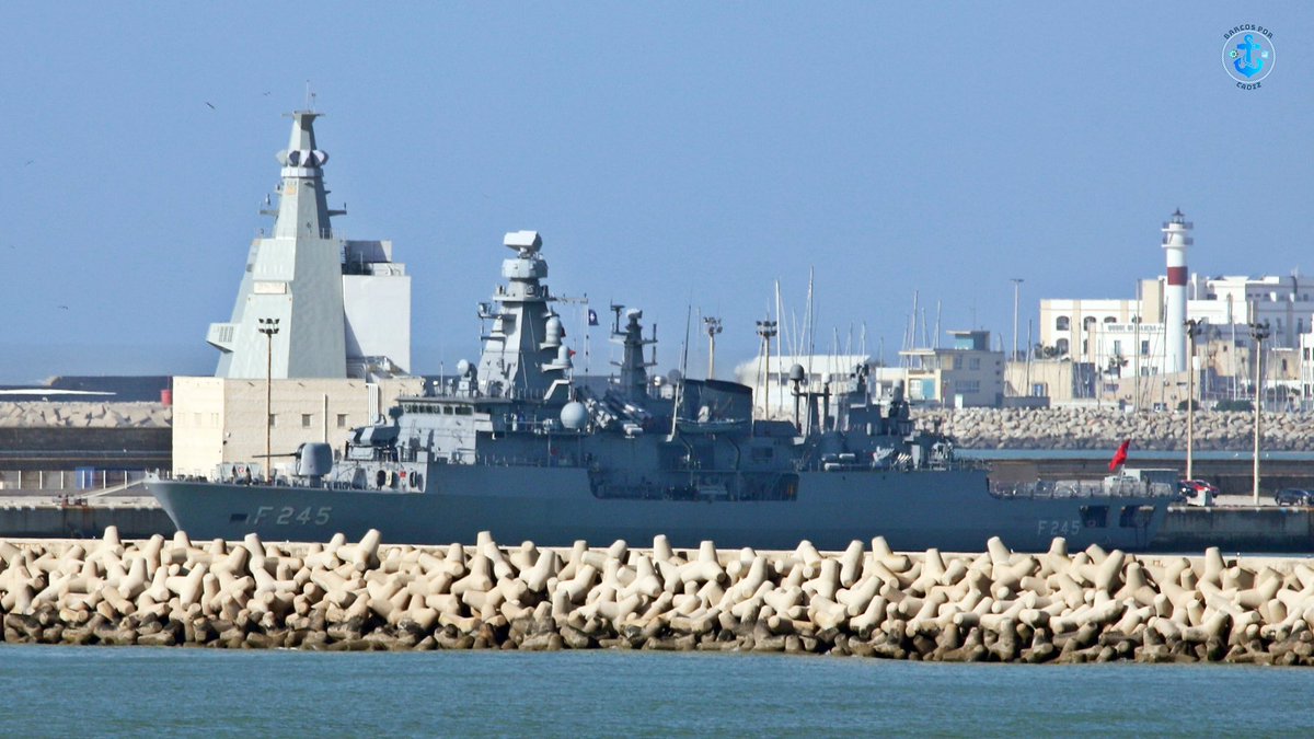 TCG ORUCREIS (F245) de la armada de Turquía, atracado en la base naval ...