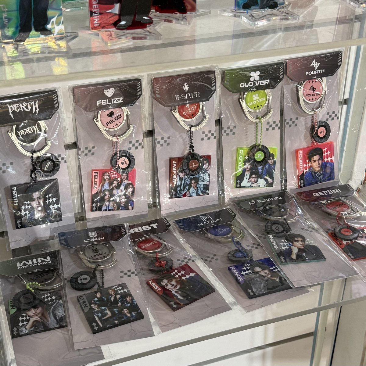บูธเปิดแล้ว! แวะมาช้อปความเท่จาก GMMTV OFFICIAL MERCHANDISE ในงาน RISER ...