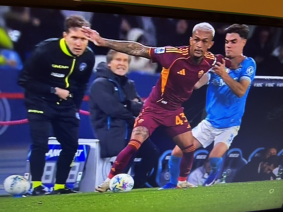 I hope Gutierrez is okay after this life threatening injury 🤥🤥 #NapoliRoma
