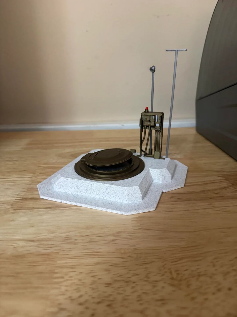 Raider created a 3D printed collection of different items from ARC Raiders🤩