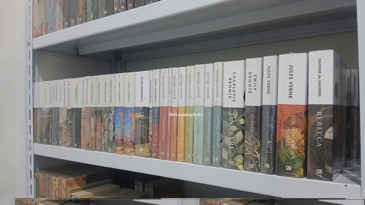 Beberapa pembaca adalak kokektor buku. Seperti mas Andy di bawah, blio ...