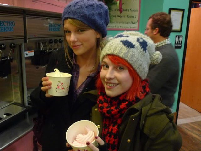 🚨| Hayley Williams reveals on ‘One Life One Chance’ podcast that Taylor ...