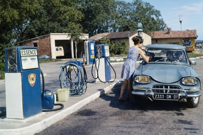 LA FRANCE DES ANNÉES 1970 🇫🇷 Une Citroën Ami 6 dans une station-service ...