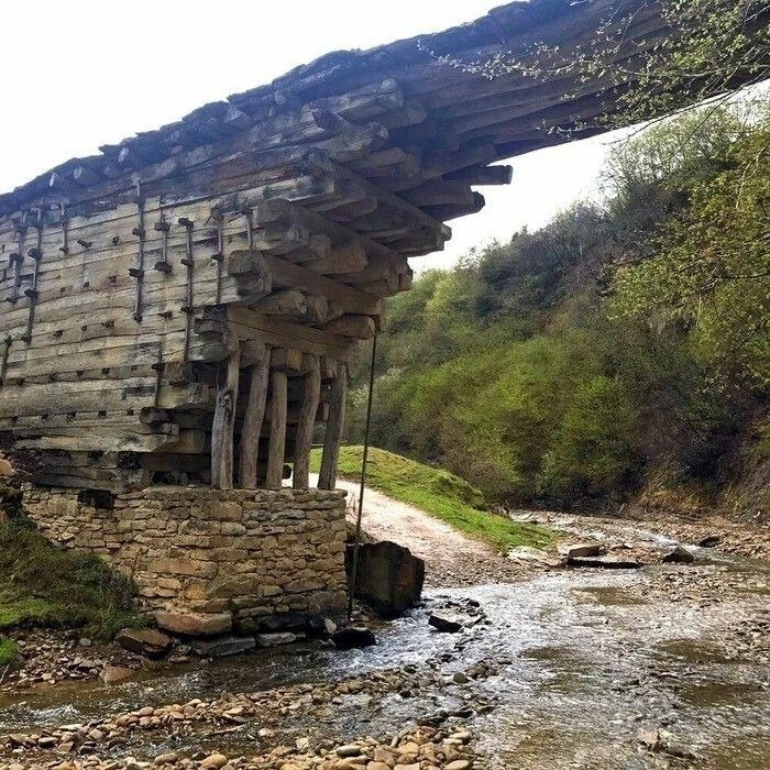 Дагестанд өнөөг хүртэл байх 200 настай ганц ч хадаас ороогүй гүүр.