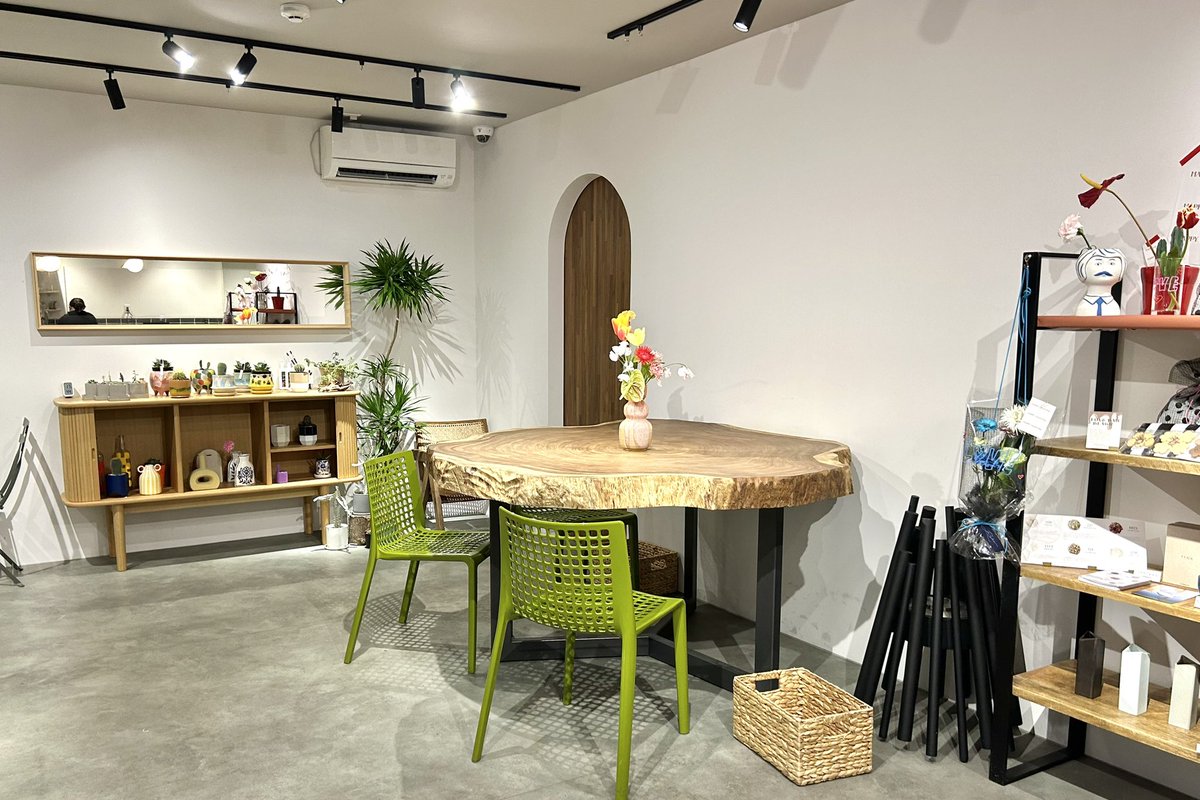 矢場町にある『roku flowers and coffee』はお花屋さんがはじめたおしゃれカフェ 花が各所に飾られた素敵な空間でドリンクや ...