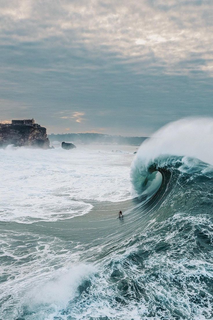 Man vs. Element.酪 ‍♂️ #Surfing https://t.co/zwJvbjA9Vh