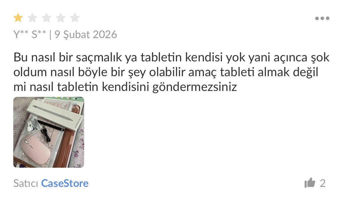 Bir kadın, internetten sipariş ettiği tablet kılıfı satıcısına tablet ...