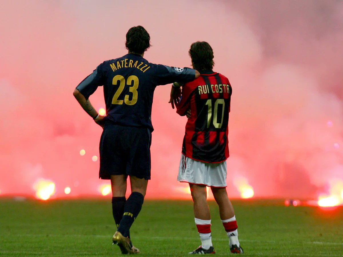San Siro, 2005. Le stade est littéralement en train de cramer. Quart de ...