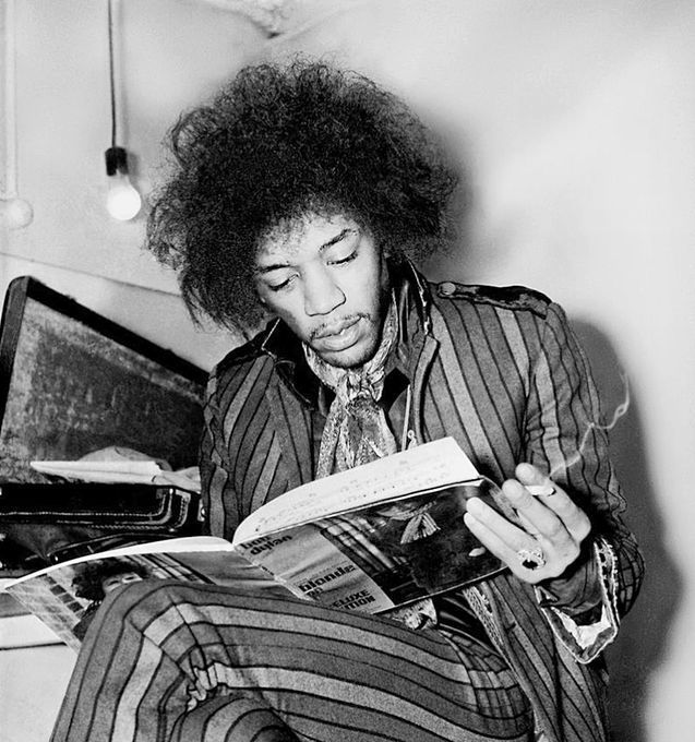 Jimi Hendrix reading 'Blonde on Blonde' by Bob Dylan before performing ...