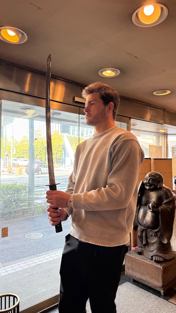 #Patriots QB Drake Maye stuns while holding a katana in new photo from ...