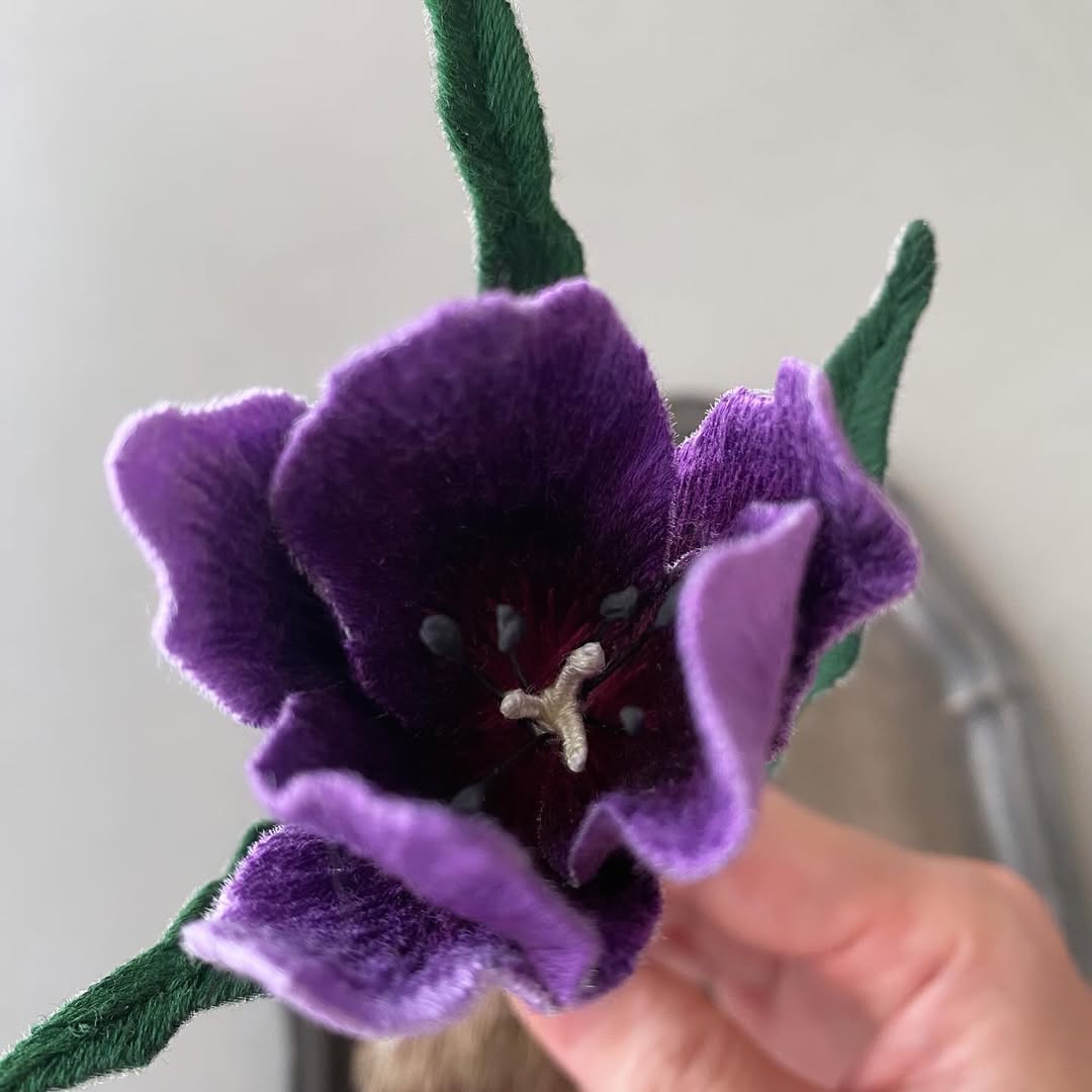 A tulip, but make it sculpted. Thread lifting petals into bloom Artist ...