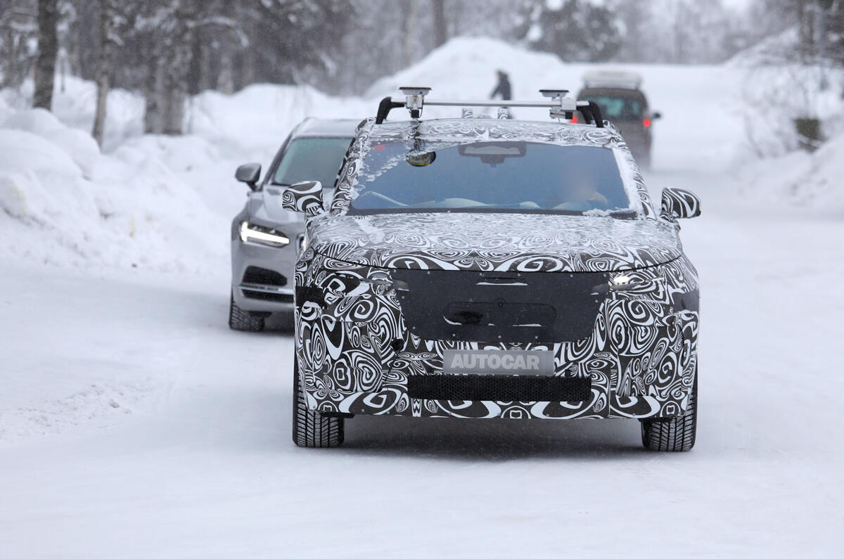 A Range Rover saloon...? The new Velar is the sleekest yet 👀 https://t ...