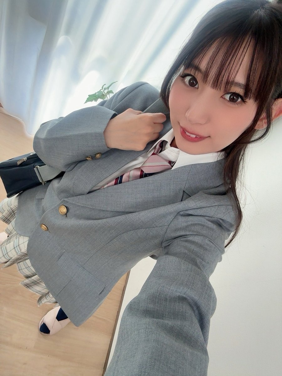 きのう久しぶりの制服でした〜 https://t.co/2FtCJuY6gU