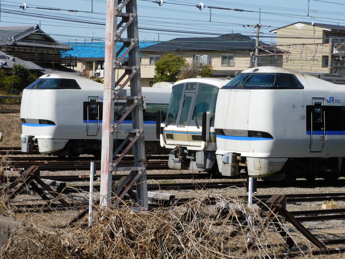 向日町の様子。 奥から 683系V31編成 221系K05編成 681系V13編成(痛みが目立つ) 683系N02編成(悠久編成) 289系 ...