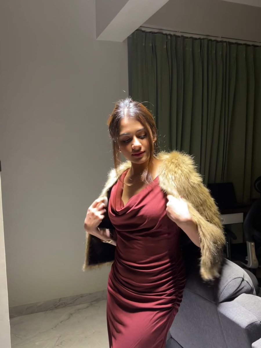 Black is classic, but Burgundy is an emotion.🍷