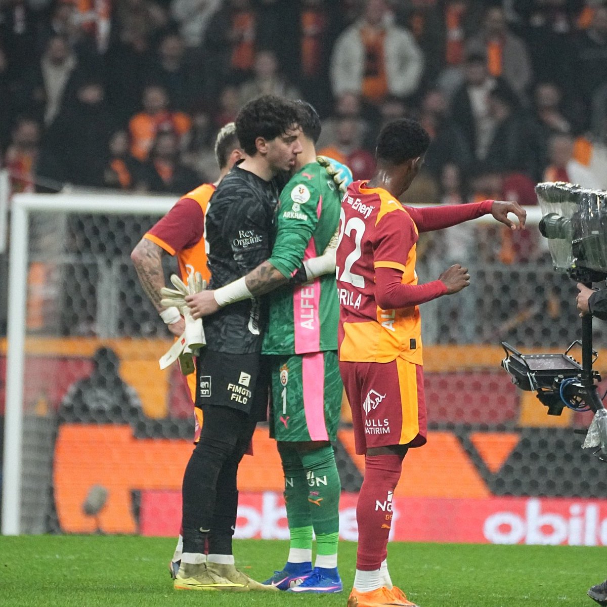 Galatasaray'ı takip ettiğim dönem adına "kaleci" kültürümüzü ...