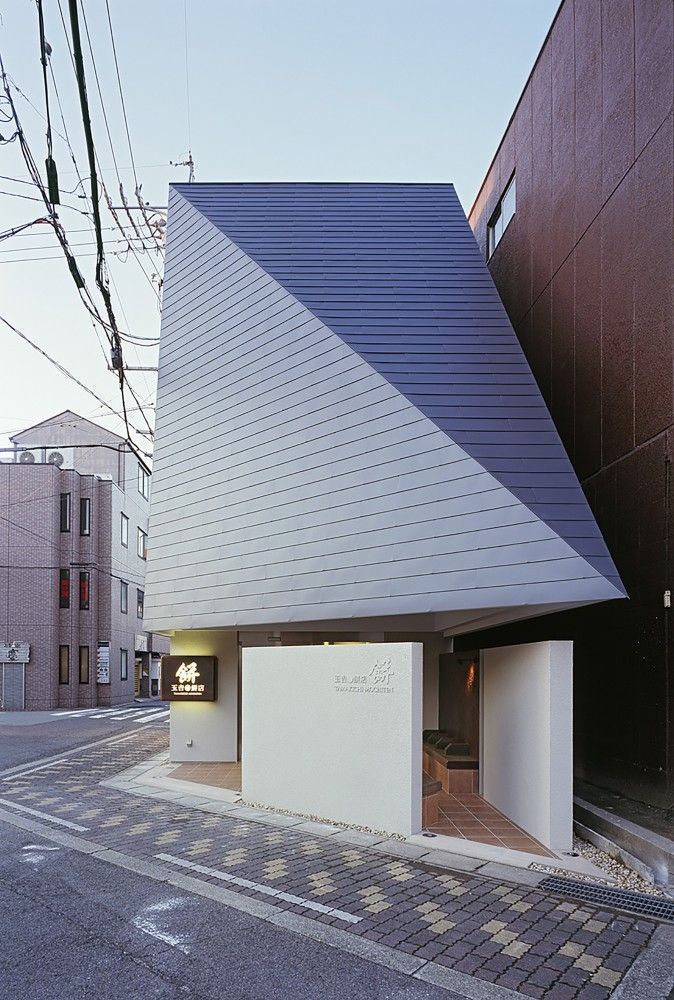 The Tamakichi Mochiten is a house and rice-cake shop in Japan designed ...
