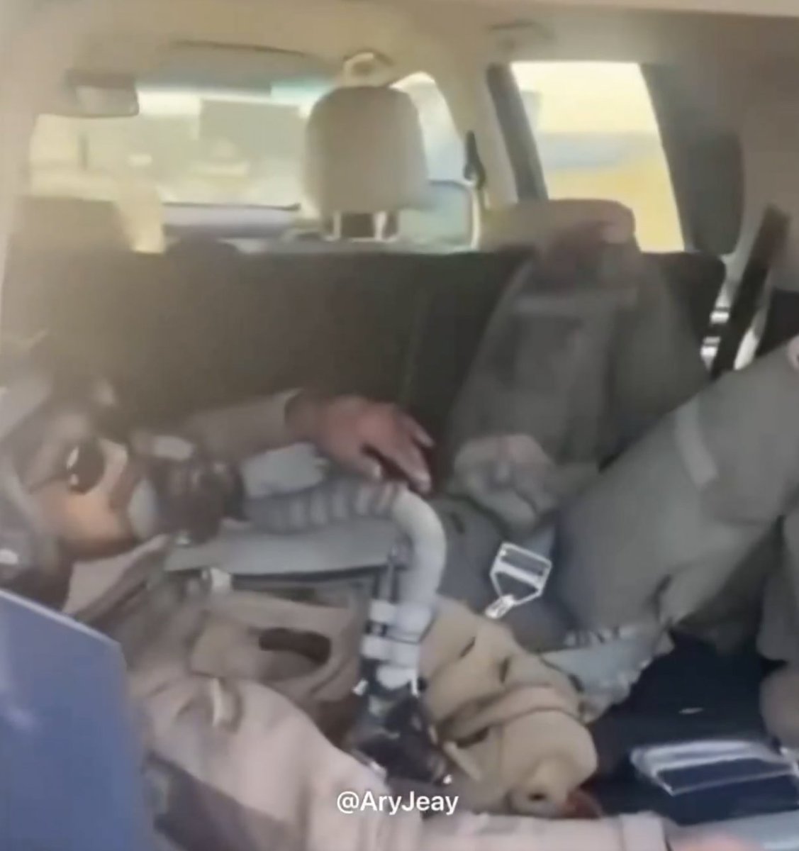 @visegrad24 Agh, that F-15 pilot's left hand looks to be busted up ...