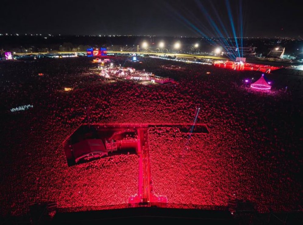 the crowd tate mcrae drew in at lollapalooza in 2025 and she wasn’t ...
