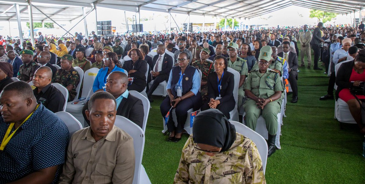 Viongozi, wananchi na wageni mbalimbali washuhudia uwekaji wa jiwe la ...