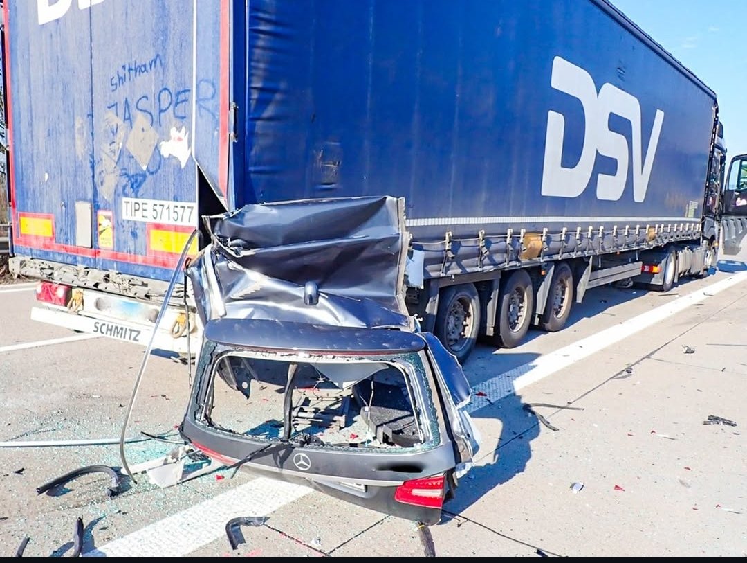 Udarac je bio sa 140km/h u kamion natovaren na max. 40.000kg. Ostali ...