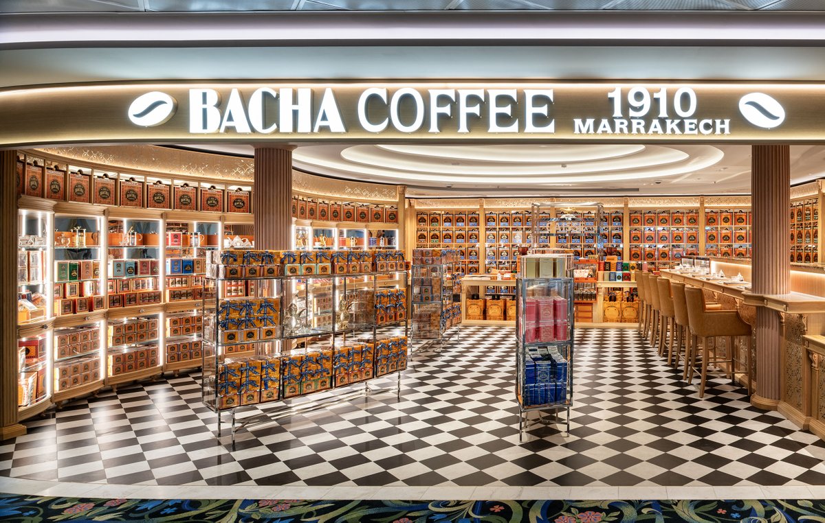 🚢Disney Adventure 船内中心エリアTown Square Bacha Coffee Marvel Style Studio ...