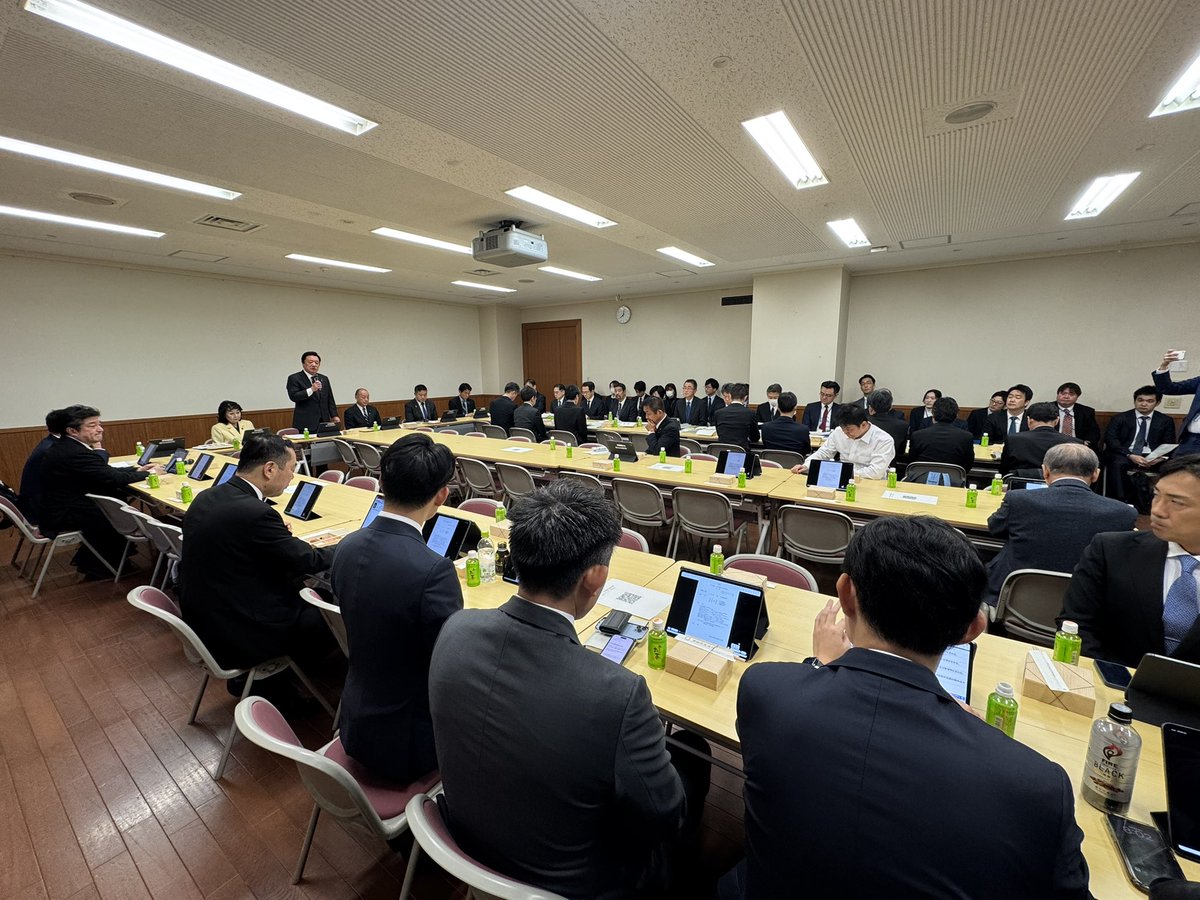 朝イチから外交調査会、部会の合同会議です。今国会提出予定の協定と条約審査です。 各議員からの質疑応答、会長部会長一任で了承されました。 午後は ...