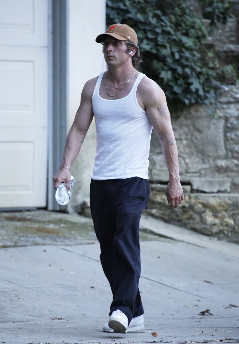 the tank top… we’re nearing jeremy allen white working out shirtless in ...