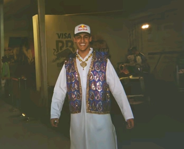 Ele mal chegou e já tem mais carisma e talento que o Liam e o Hadjar ...